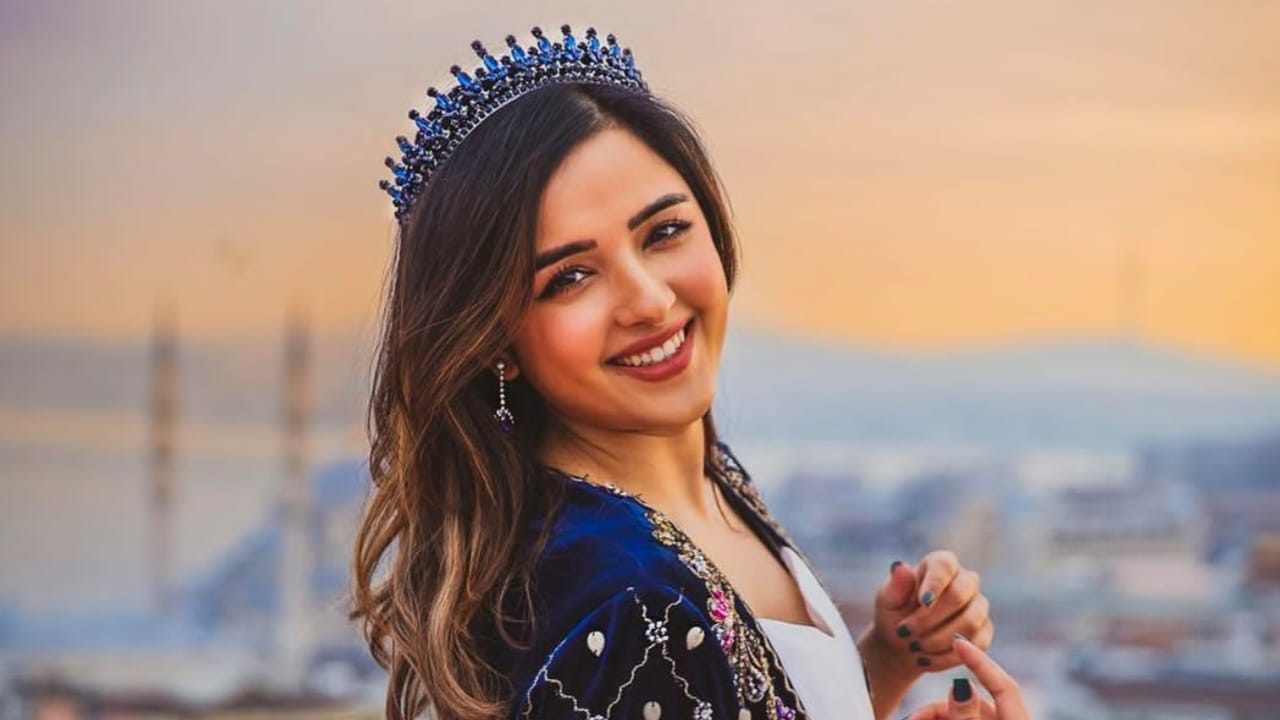 Shirley Setia Age, Boyfriend, Parents, Net Worth, Movies, Songs ...