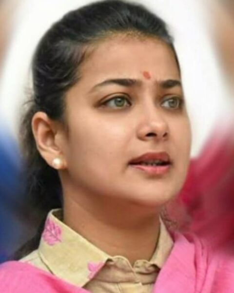 Praniti Shinde Biography, Age, Husband, Family, Net Worth » Biography ...